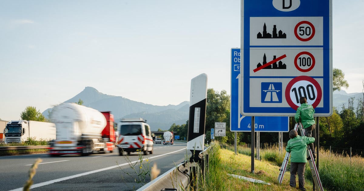 Greenpeace Puts Speed Limit 100 on German Motorway Signs