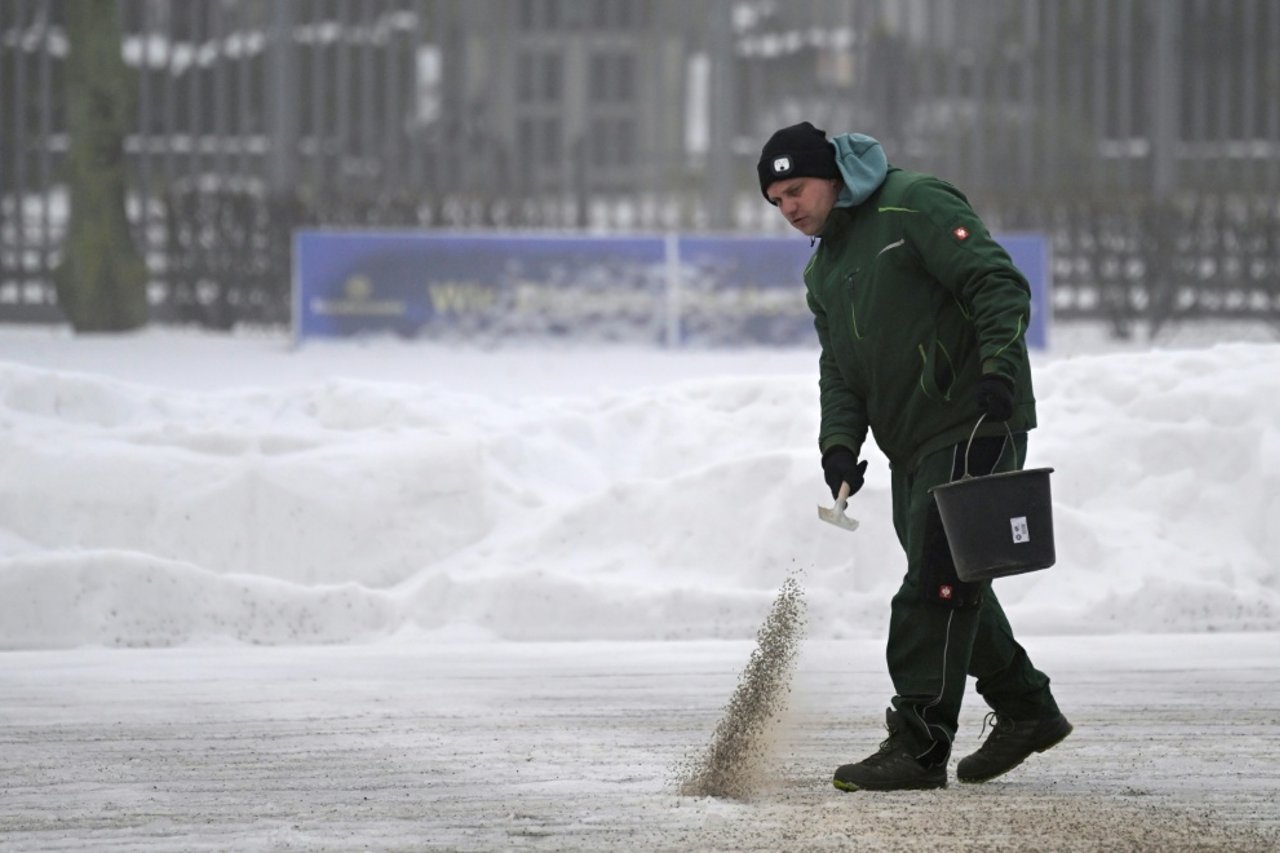 Berlin’s Salt Ban Sparks Public Anger Amid Severe Ice