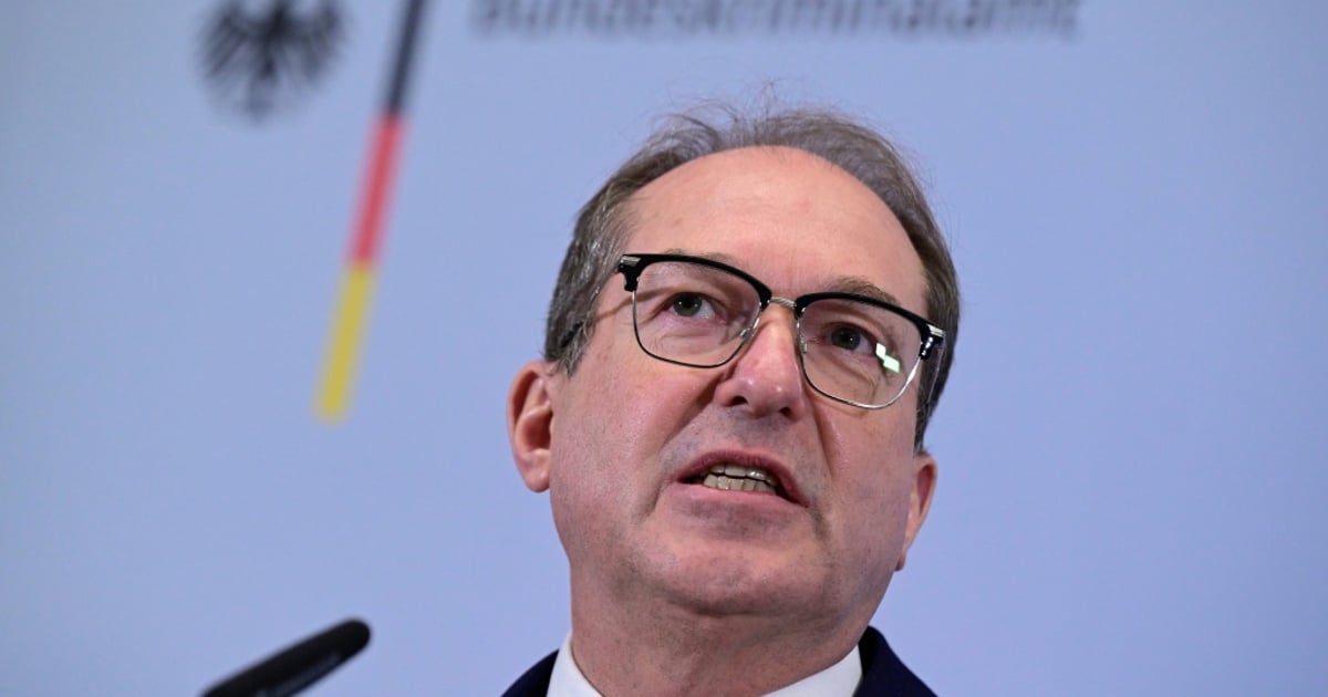 Dobrindt extends border controls for another six months