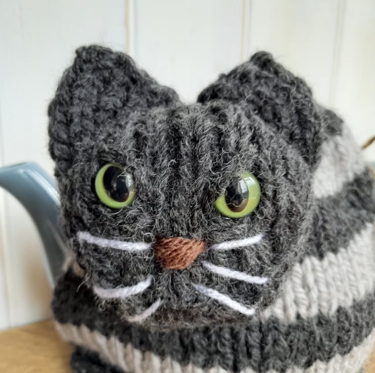 Handknitted cat tea cosy - Folksy