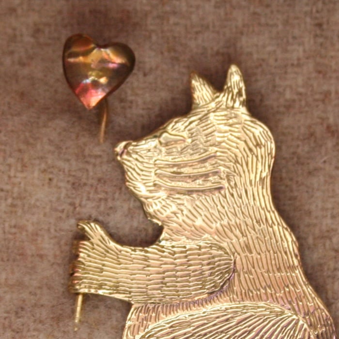 Cat brooch with heart pin - Folksy