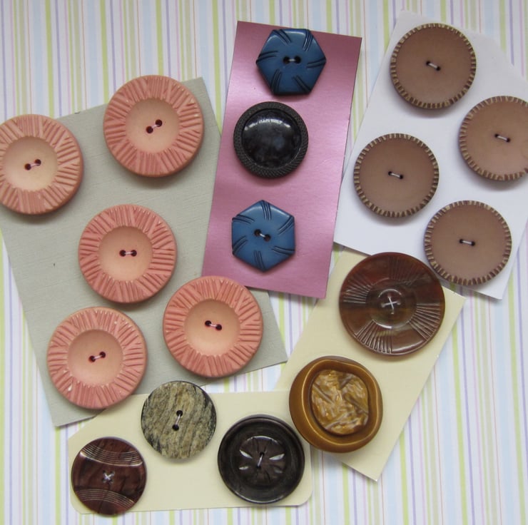Lot of 17 Large Vintage Buttons - Folksy