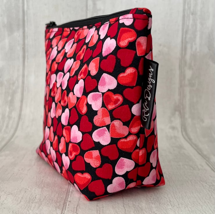 Makeup bags , hearts on black - Folksy