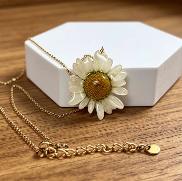 Real Daisy Resin Necklace. Handmade Botanical F... - Folksy