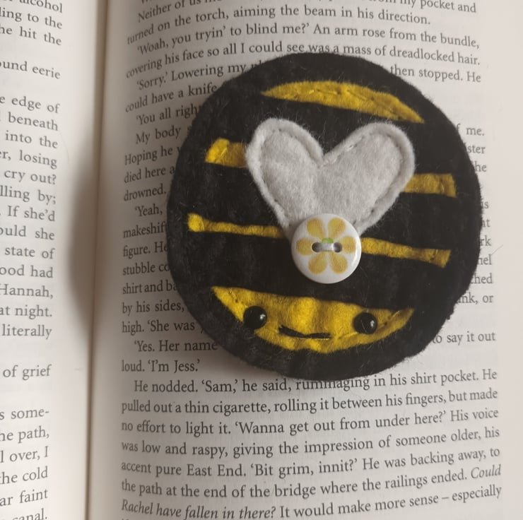 'Bumble bee' bookmark,love to read,books,readin... - Folksy