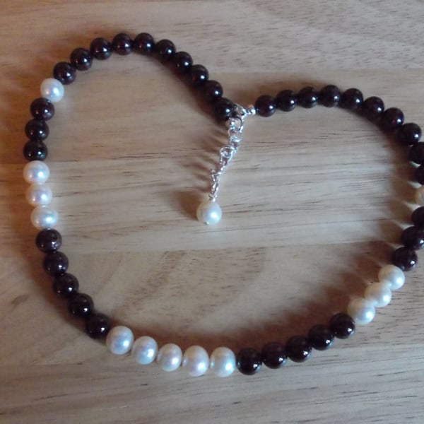 Garnet and pearl necklace - Folksy