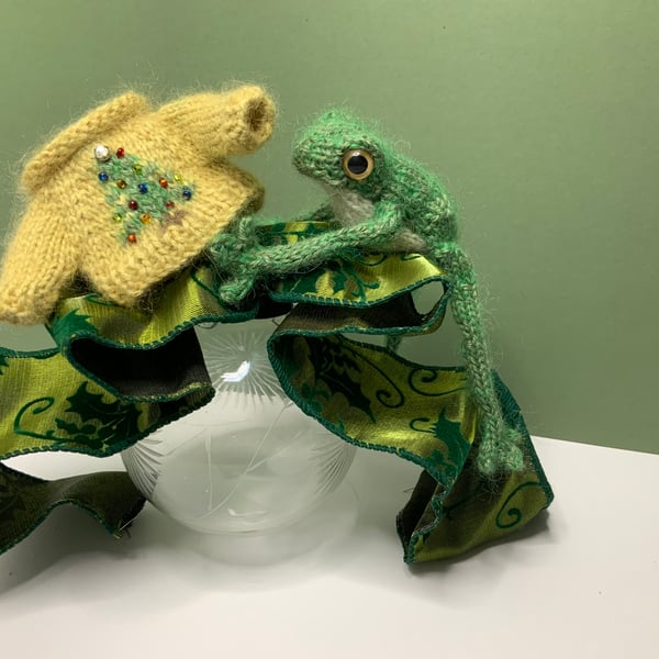 Little Hand Knitted Frog - Dot Pebbles Pattern - Folksy