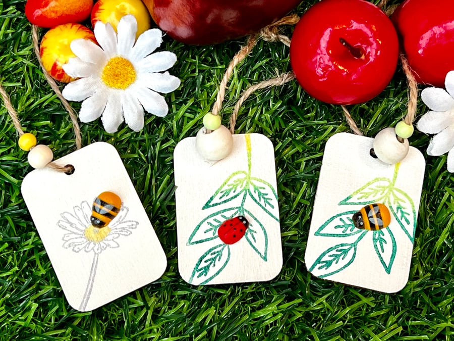 Gift tags or wooden hanging decorations - ‘Bee ... - Folksy