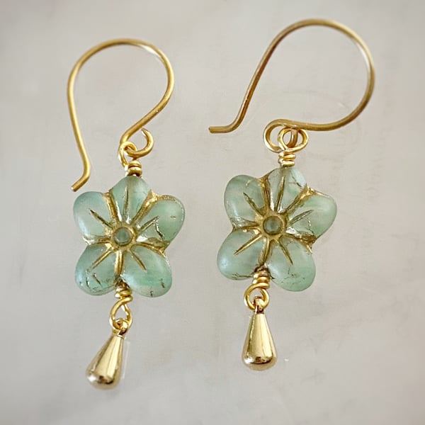 Green flower drop earrings - Folksy