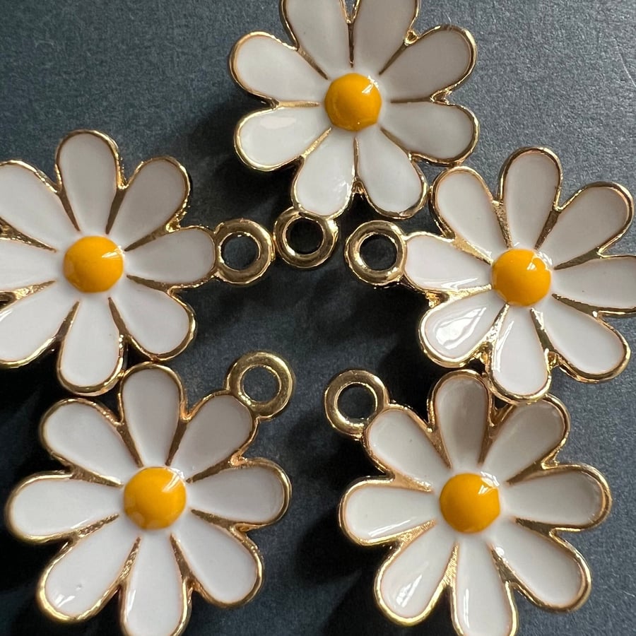 6 Daisy Charms Daisy Pendants UK Craft Supplies... - Folksy