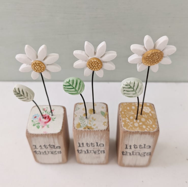 Clay Daisy Flower in a Printed Wood Block 'Litt... - Folksy