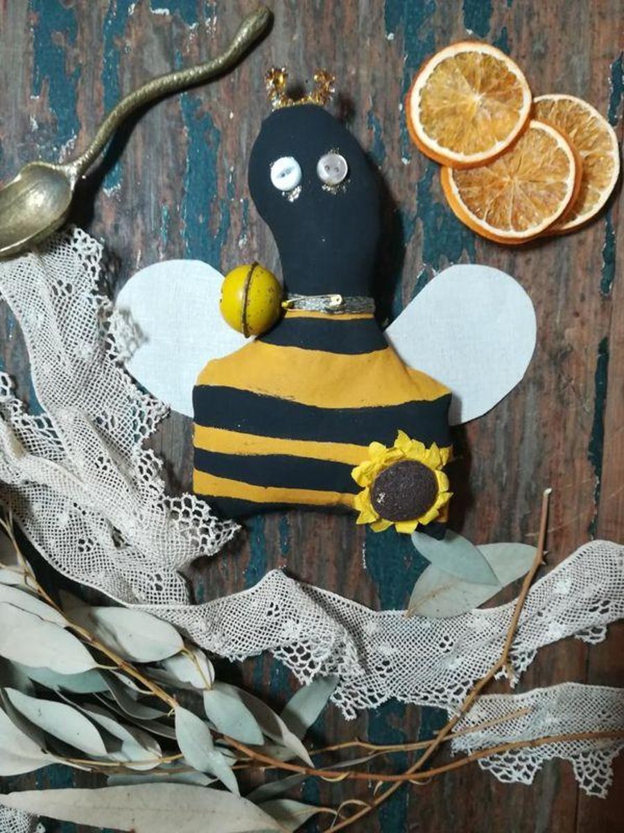 Primitive Textile art Bee sculptures, new decor... - Folksy