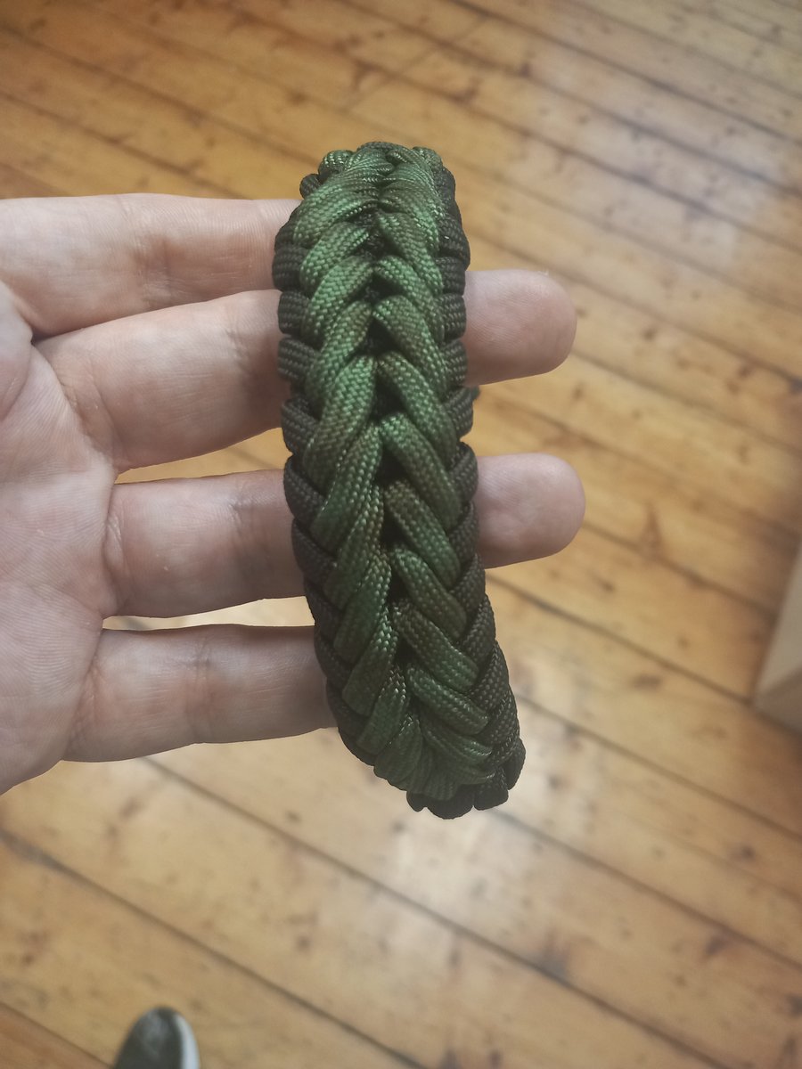 Paracord Bracelet: The Spiders Fangs - Folksy