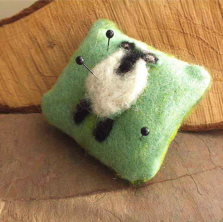 Needlefelt Sheep Pin Cushion - Folksy