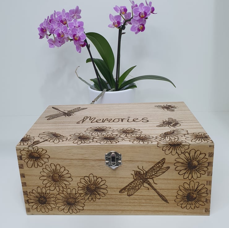 Wooden memory box, pyrography bees, daisies and... - Folksy