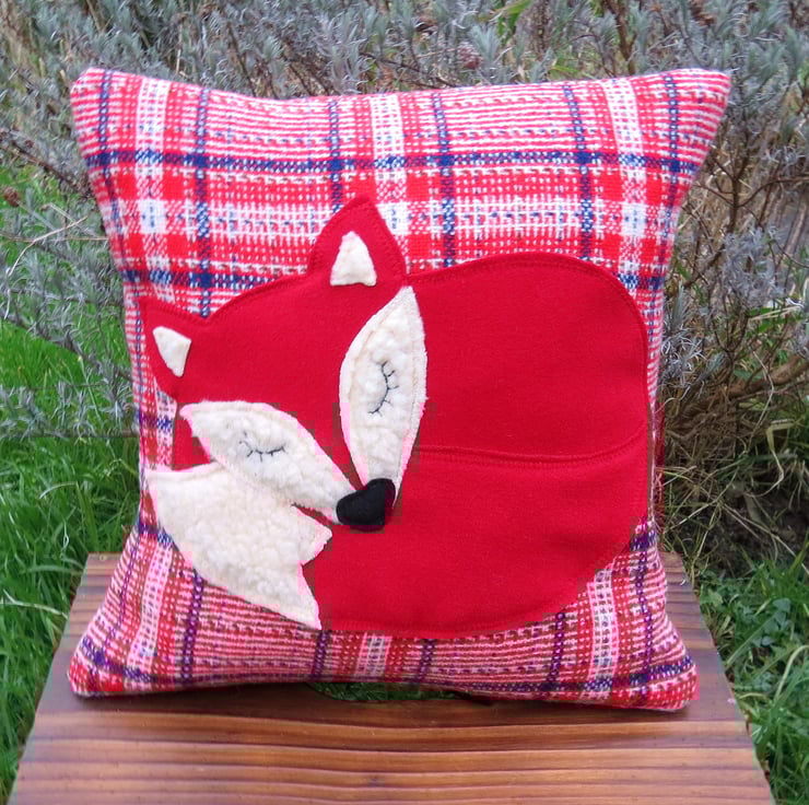 A snoozy fox on tartan. Fox cushion, complete ... - Folksy