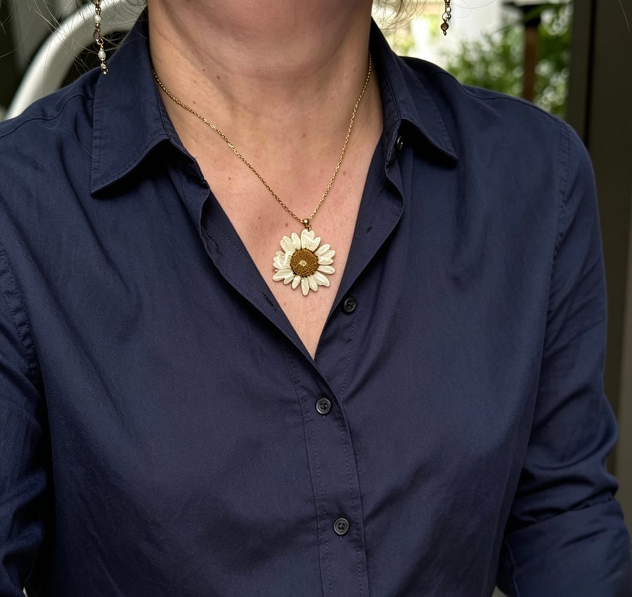 Real Daisy Resin Necklace. Handmade Botanical F... - Folksy