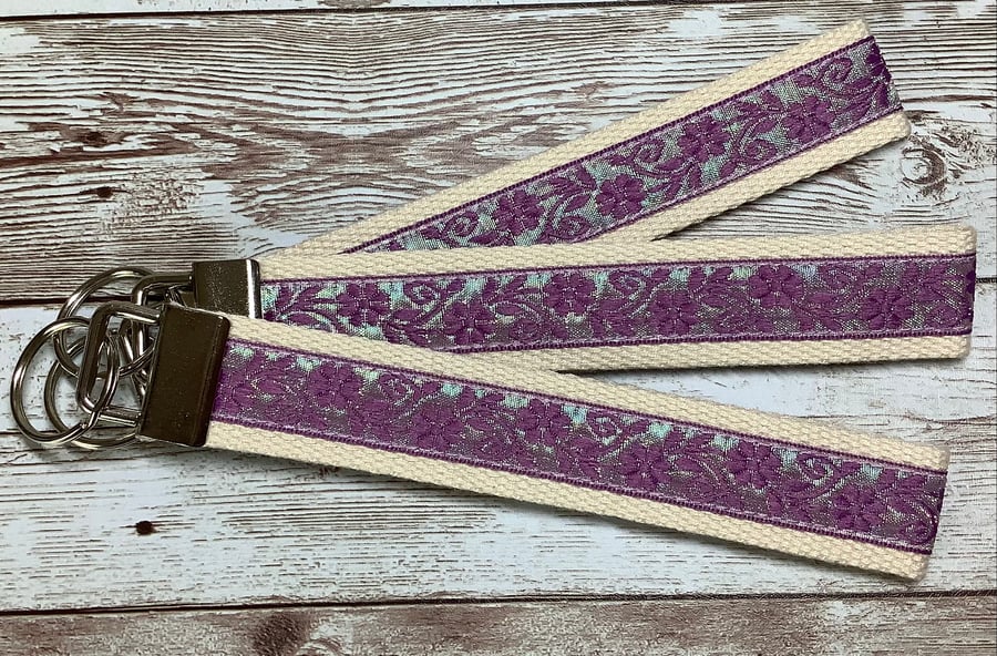 Floral wristlet key fob, Flowers Key ring, Hand... - Folksy