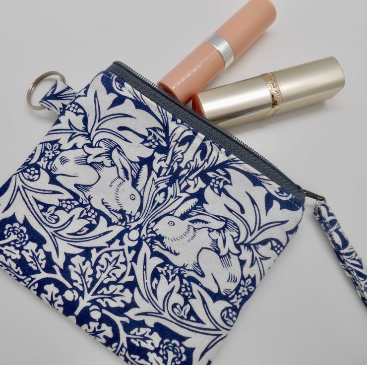Zipped purse in navy blue and white William Mor... - Folksy