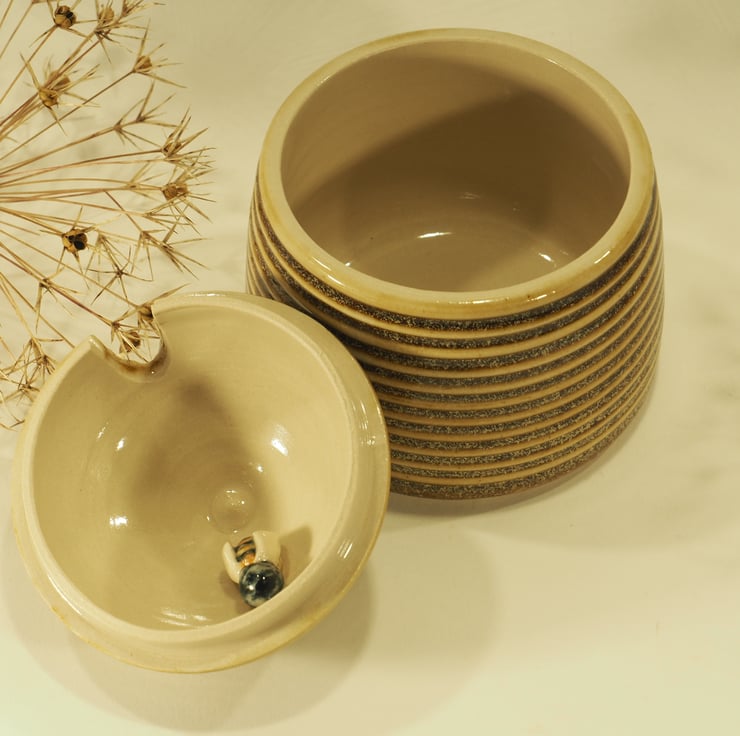 Beehive Honey Pot A, with bee inside, Ceramic, ... - Folksy