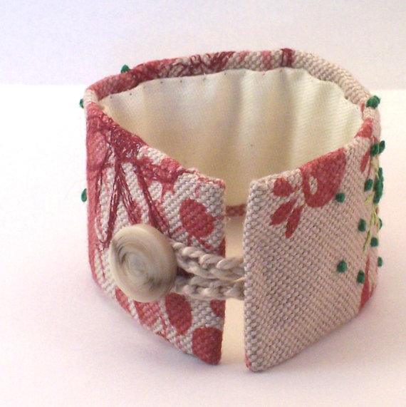 Linen cuff with hand embroidery in green - Esther - Folksy