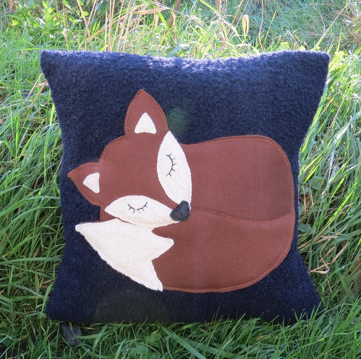 Fox cushion. SALE! A snoozy fox on textured w... - Folksy