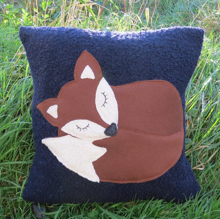Fox cushion. SALE! A snoozy fox on textured w... - Folksy