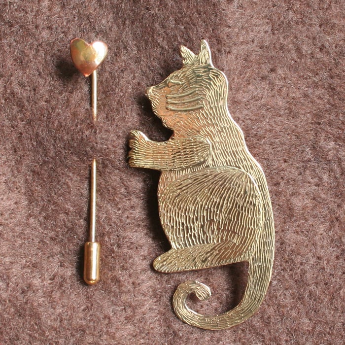 Cat brooch with heart pin - Folksy