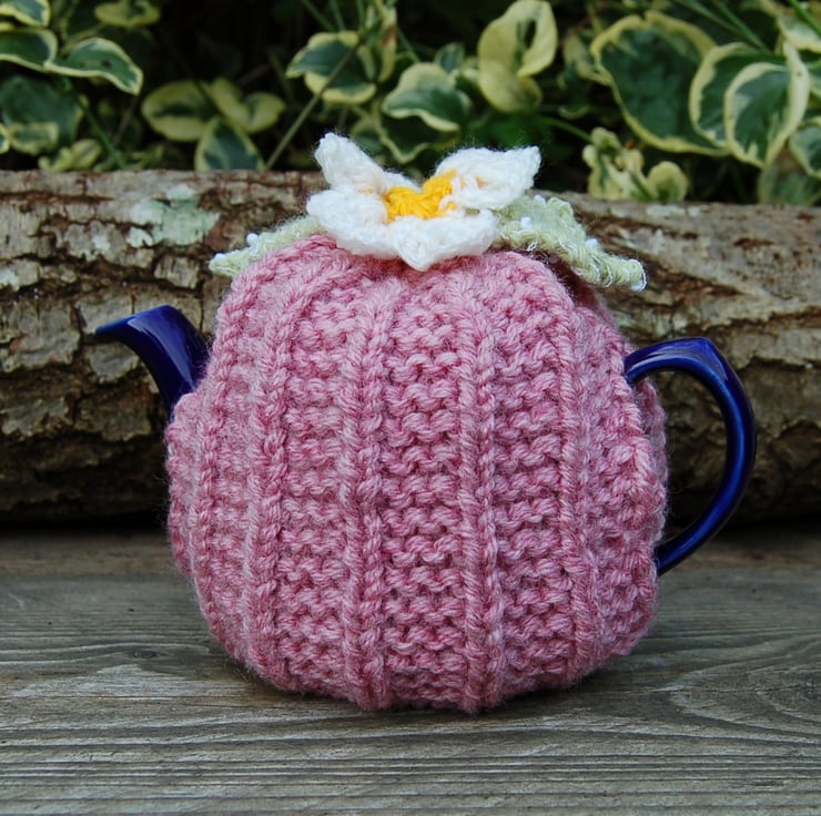 Daisy tea cosy - hand knitted, wool rich yarn ... - Folksy