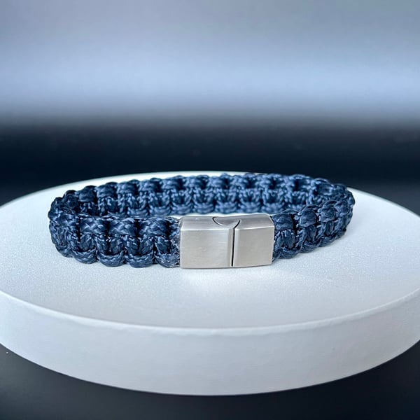 Paracord bracelet in navy blue - Folksy