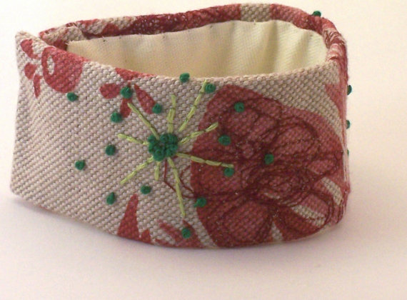 Linen cuff with hand embroidery in green - Esther - Folksy