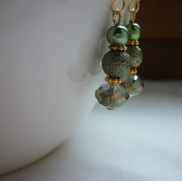 GREEN AND GOLD EARRINGS. - Folksy