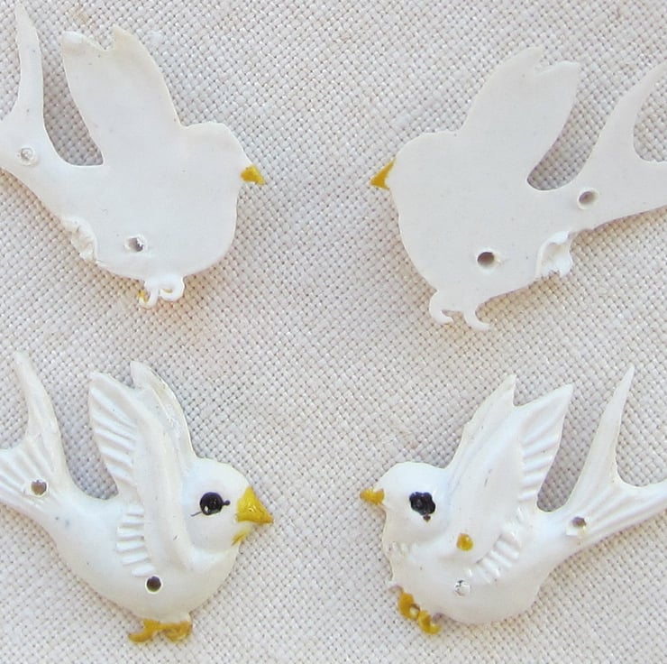 8 Vintage Bird Buttons - Folksy