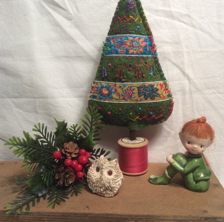 Folk inspired Christmas tree - vintage braid on... - Folksy