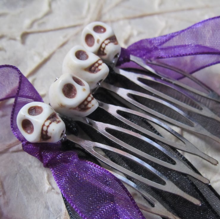 White howlite skull hair comb with black and pu... - Folksy