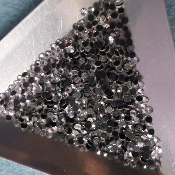 200 x Glass Hotfix Rhinestones - Round - 2mm - ... - Folksy