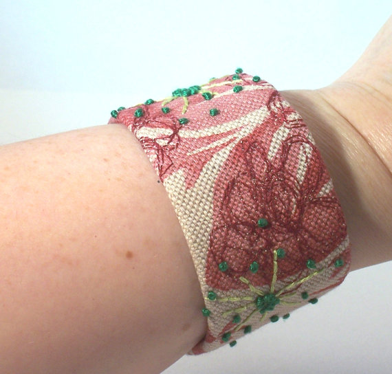 Linen cuff with hand embroidery in green - Esther - Folksy