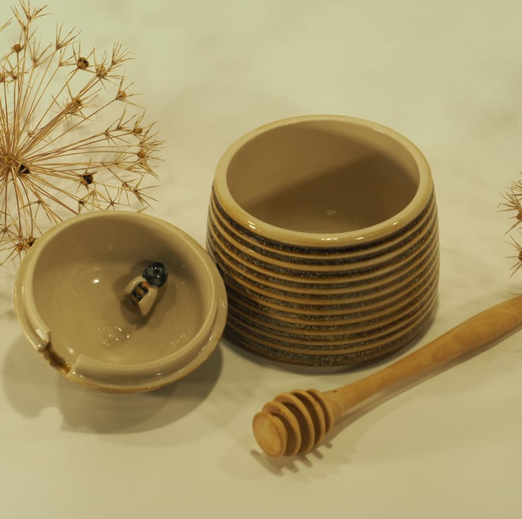 Beehive Honey Pot A, with bee inside, Ceramic, ... - Folksy