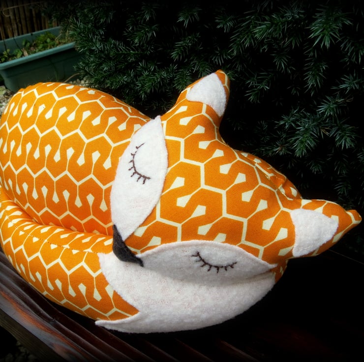 A snoozy fox cushion. Fox shelf sitter. Fox de... - Folksy