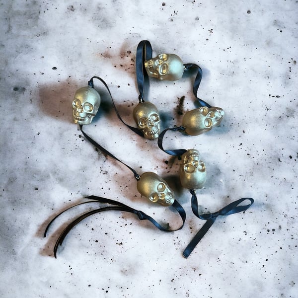 Hanging skull ribbon - Folksy