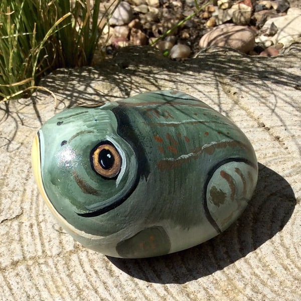 Frog hand painted pebble - Folksy