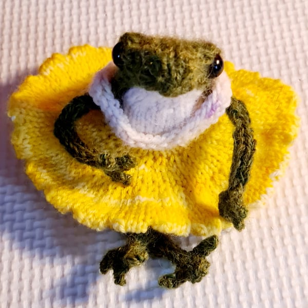 Teeny tiny hand knitted frog - Folksy