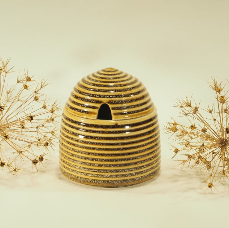 Beehive Honey Pot A, with bee inside, Ceramic, ... - Folksy