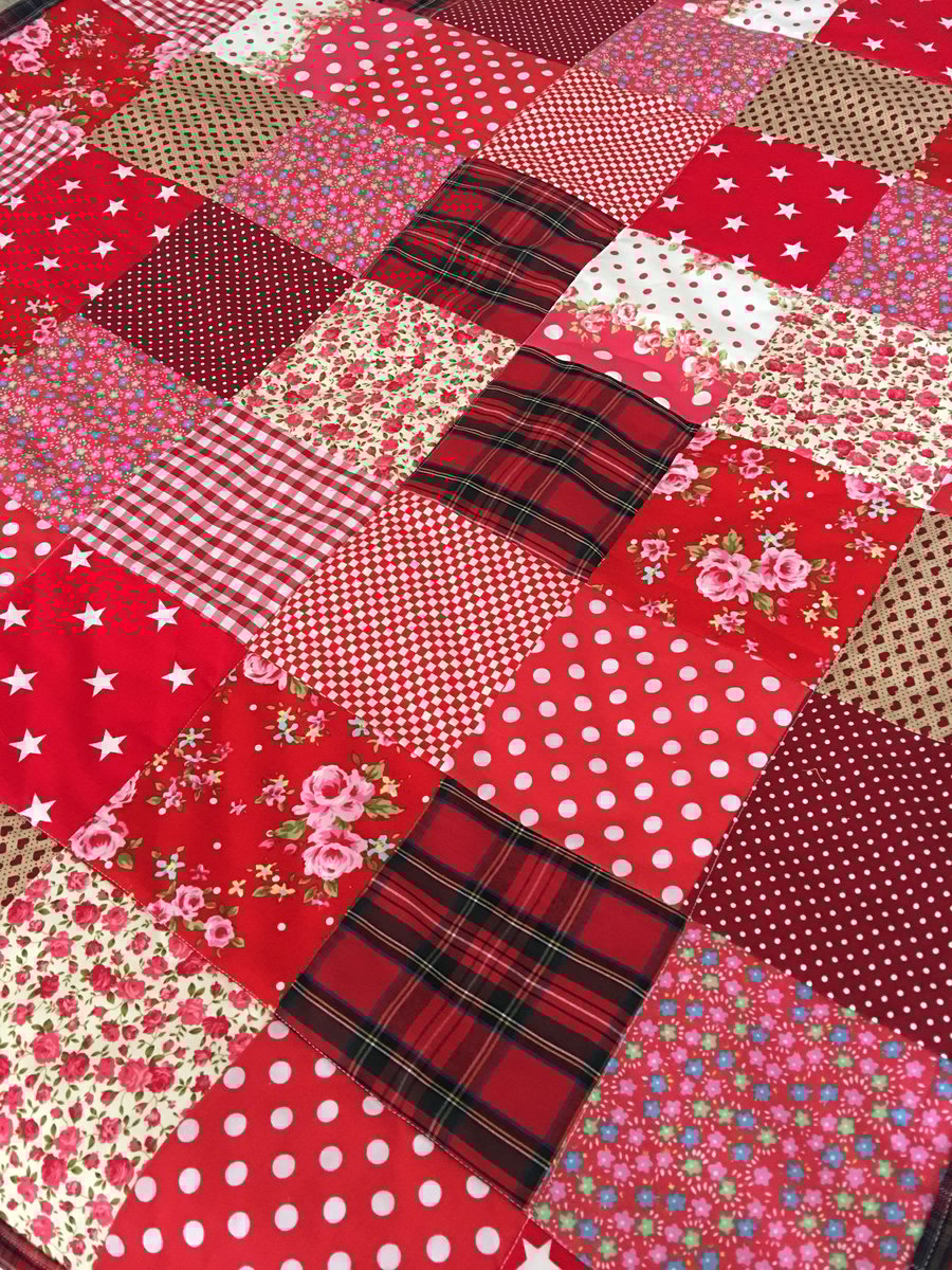 Patchwork quilt in Red cotton fabrics - Folksy