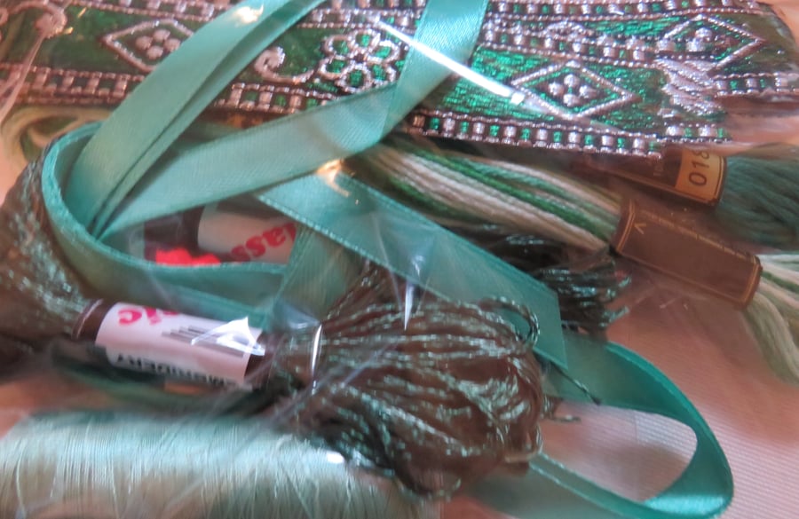 Razamataz pack Ribbons-Braids-Threads REF FY407 - Folksy