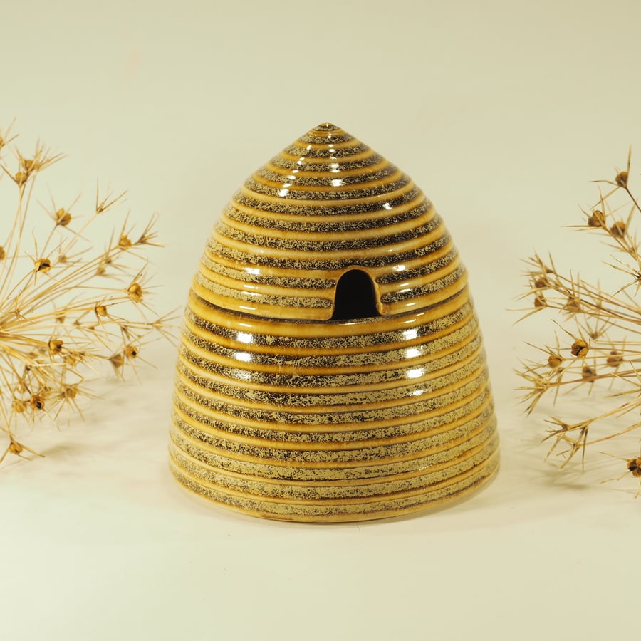 Wider Beehive Honey Pot G, with bee inside, Cer... - Folksy