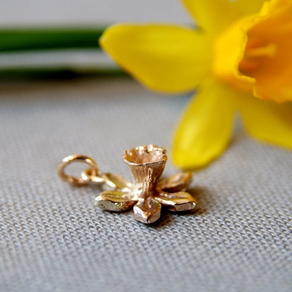 Gold Daffodil Flower Charm for Bracelet or Neck... - Folksy