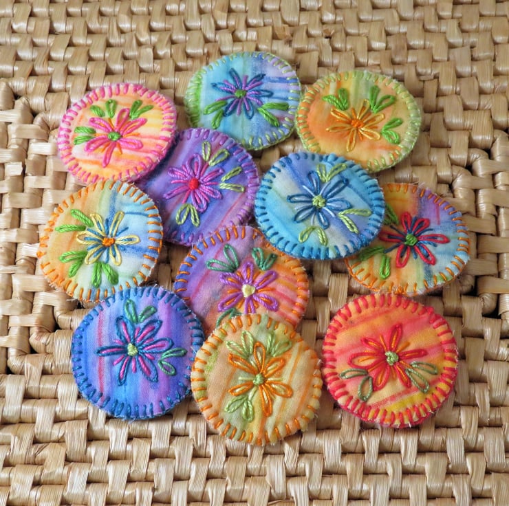 Simple Flower Badge Style brooch hand stitched ... - Folksy