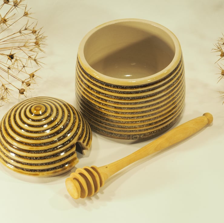 Beehive Honey Pot A, with bee inside, Ceramic, ... - Folksy