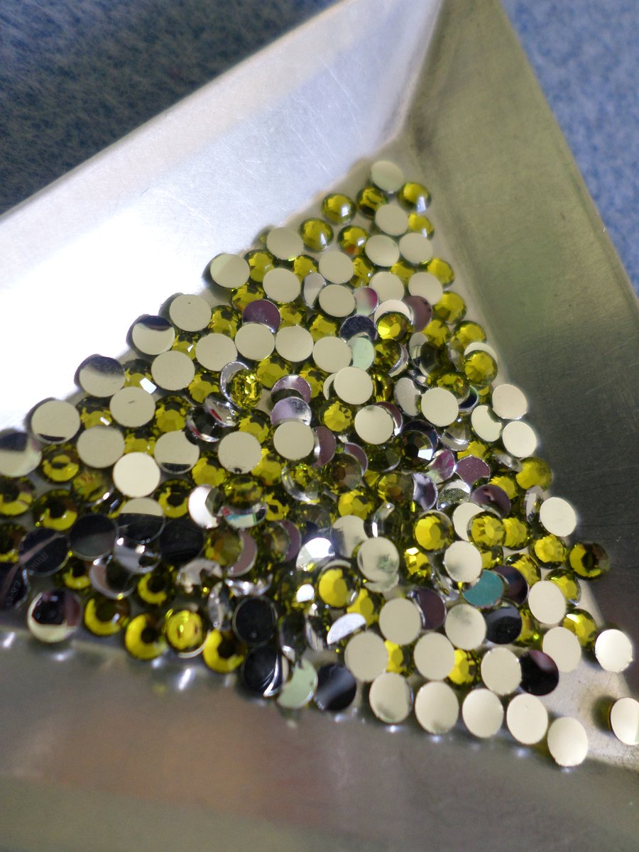 100 x Faceted Resin Rhinestones - 5mm - Olivine - Folksy